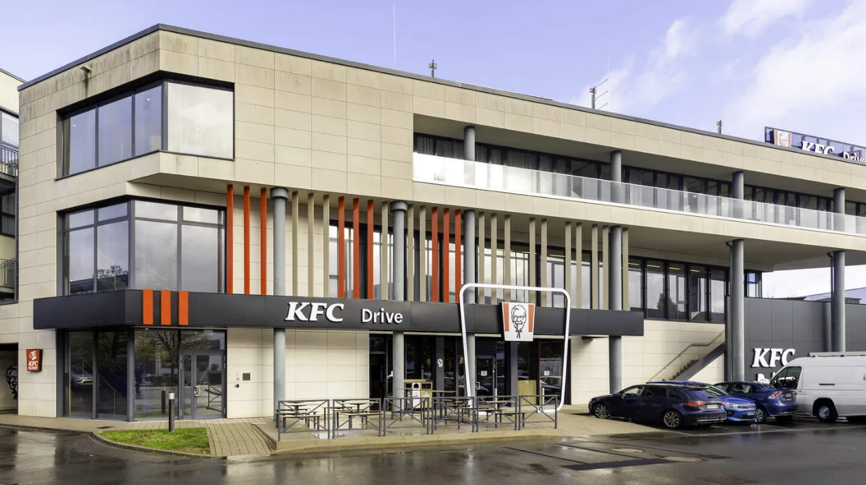 KFC Eeklo postpones new light pole installation due to high costs